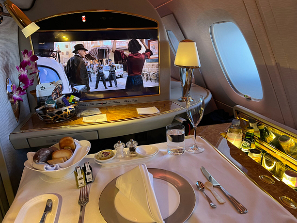 Emirates First Class: Suite & Dusche im A380 - GoodbyeMatrix